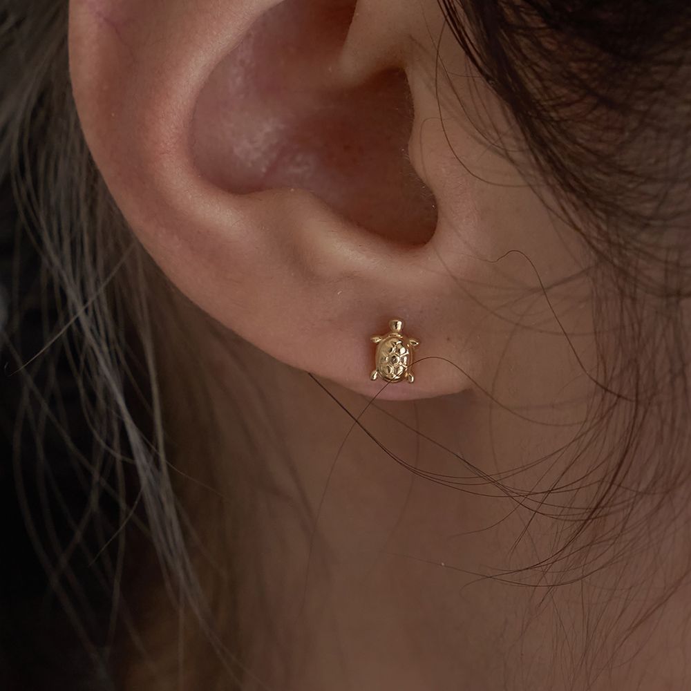 [14K POST] 미니 거북이 귀걸이 - 감도 깊은 취향 셀렉트샵 29CM