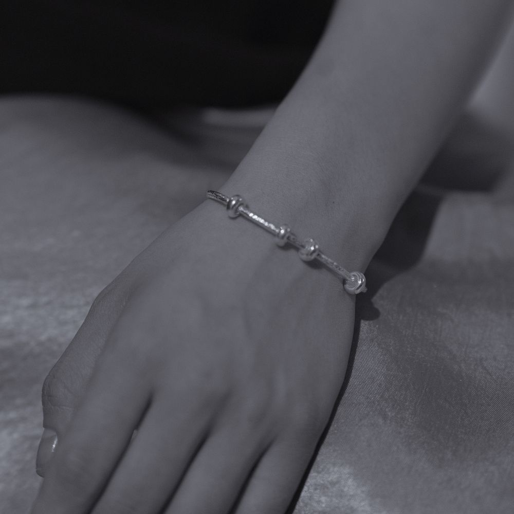 Squiggle glow bangle - 감도 깊은 취향 셀렉트샵 29CM