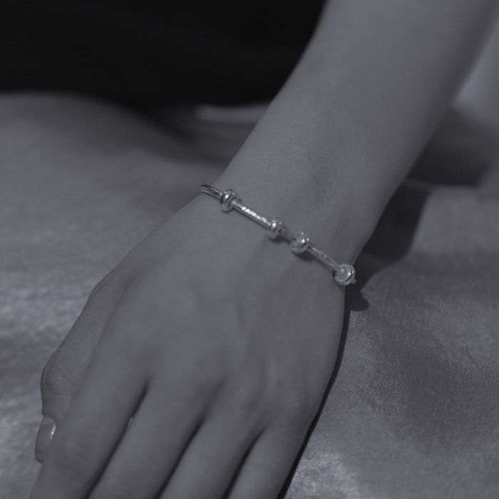 Squiggle glow bangle - 감도 깊은 취향 셀렉트샵 29CM