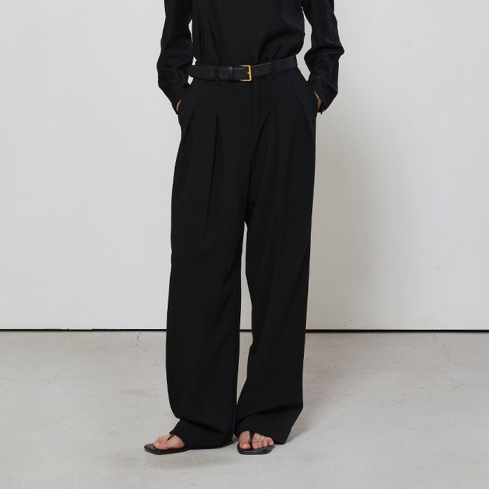 ESSNCIAL WIDE FIT TWO TUCK SLACKS - BLACK - 감도 깊은 취향 셀렉트샵 29CM