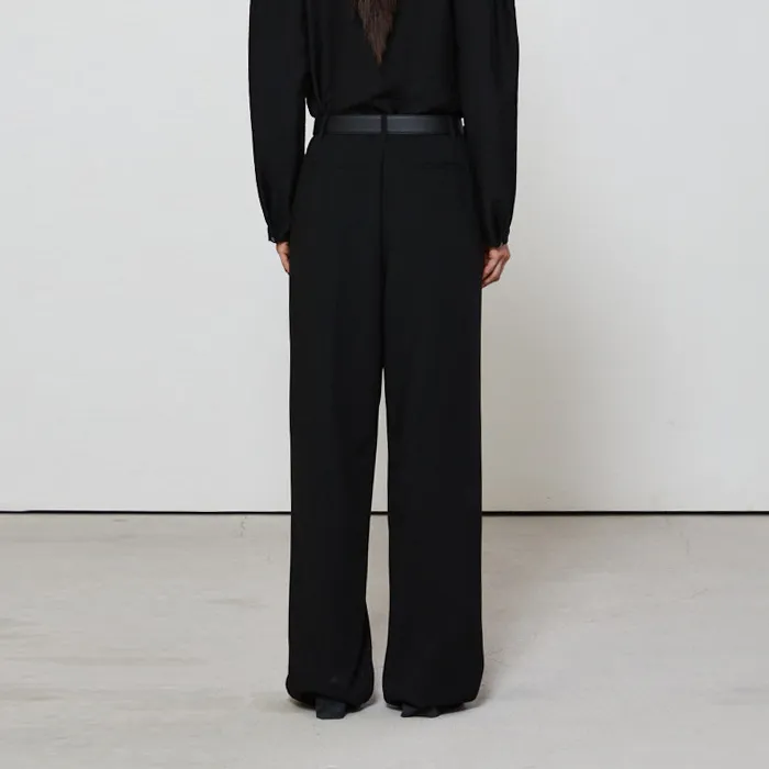 ESSENTIAL WIDE FIT TWO TUCK SLACKS - BLACK - 감도 깊은 취향 셀렉트샵 29CM