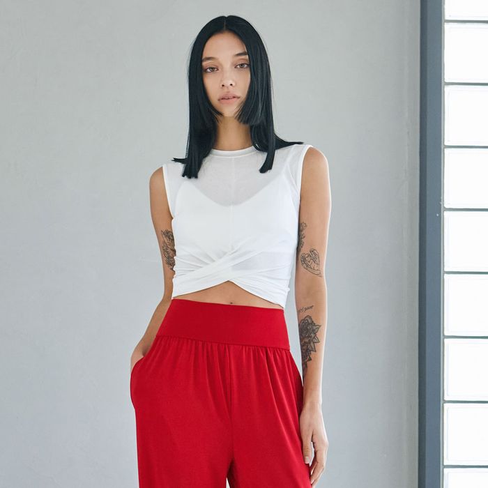 여성 요가복 DEVI-TS0038-화이트 필라테스 플로우 꼬임 슬리브리스 - 감도 깊은 취향 셀렉트샵 29CM