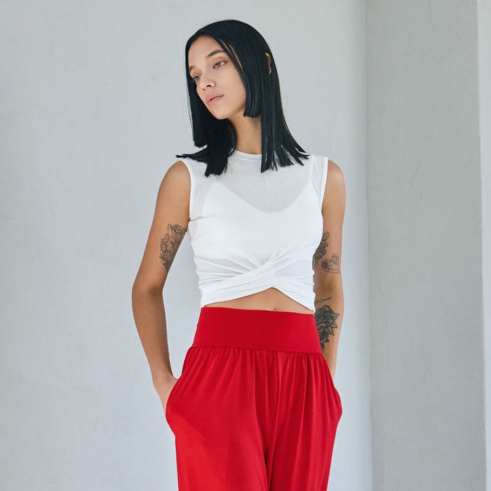 여성 요가복 DEVI-TS0038-화이트 필라테스 플로우 꼬임 슬리브리스 - 감도 깊은 취향 셀렉트샵 29CM