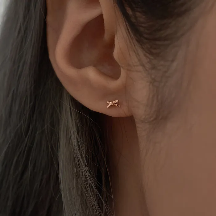 [14K] 미니 리본 귀걸이 - 감도 깊은 취향 셀렉트샵 29CM