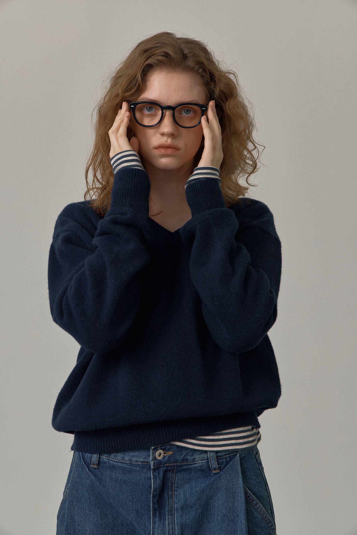 [9차] Soft v-neck knit (navy) - 감도 깊은 취향 셀렉트샵 29CM