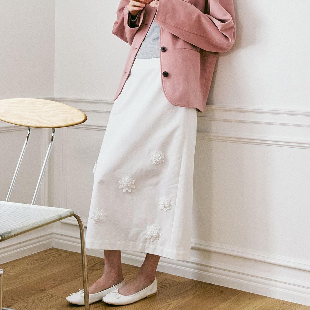 A FLOWER APPLIQUE H-LINE SKIRT [2colors] - 감도 깊은 취향 셀렉트샵 29CM
