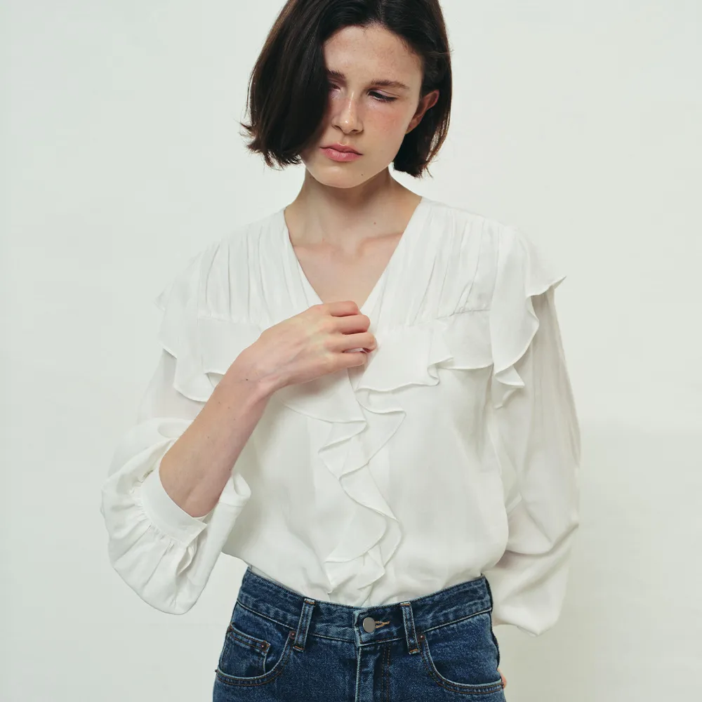 RUFFLE SHIRRING BLOUSE - WHITE - 감도 깊은 취향 셀렉트샵 29CM