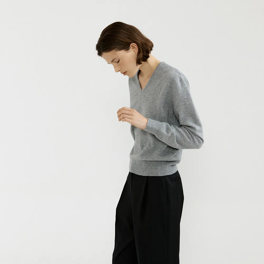 Classic V-neck Knit (Grey) - 감도 깊은 취향 셀렉트샵 29CM