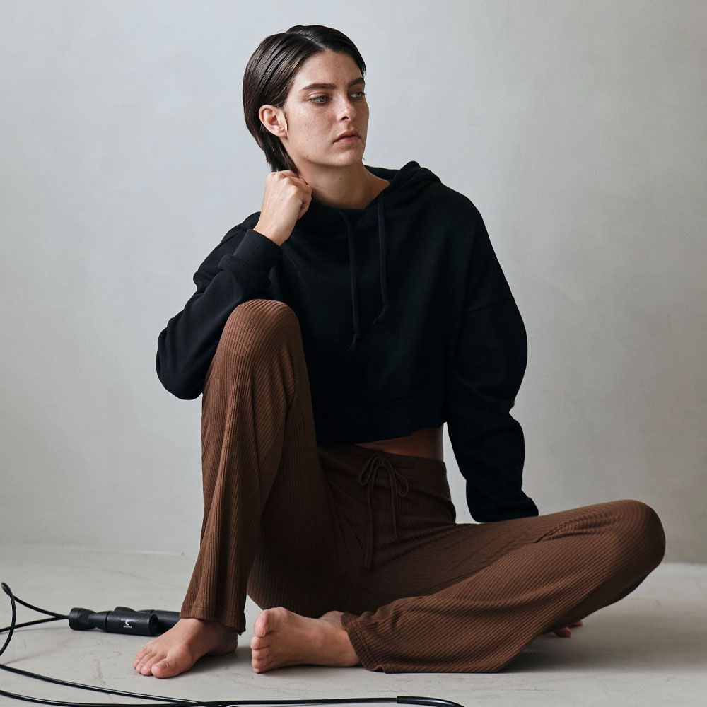 여성 요가복 DEVI-T0099-블랙 필라테스 올데이 크롭 후드티 - 감도 깊은 취향 셀렉트샵 29CM