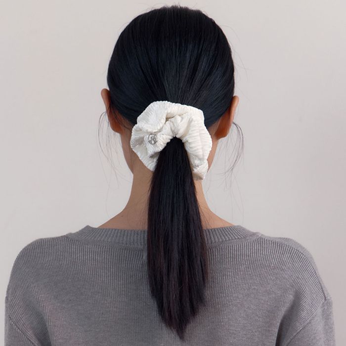 Wrinkle Velvet Scrunchie (White) - 감도 깊은 취향 셀렉트샵 29CM