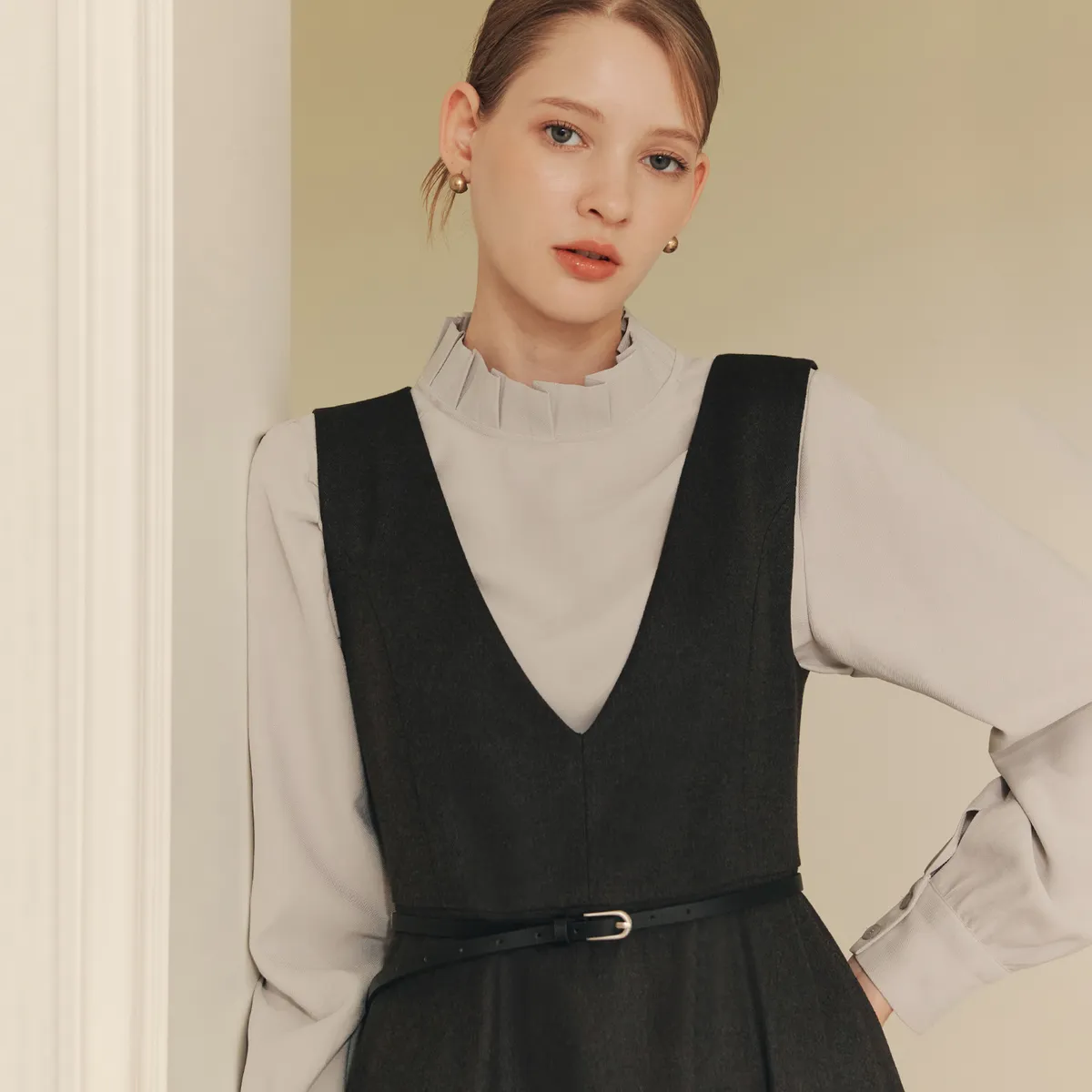 프릴 넥 블라우스_2 Colors - 감도 깊은 취향 셀렉트샵 29CM