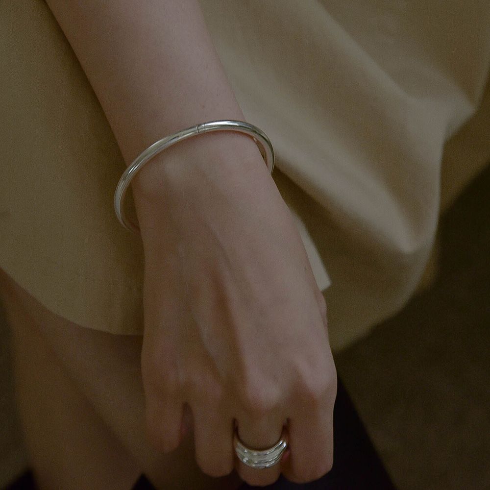 silver925 Tube Bangle #SB322 - 감도 깊은 취향 셀렉트샵 29CM