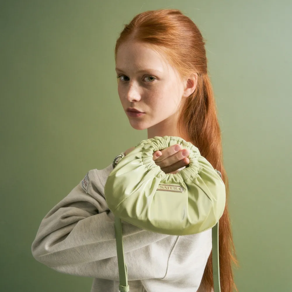 [박규영PICK]스크런치 미니 토트 앤 크로스 백 애플 그린 - 감도 깊은 취향 셀렉트샵 29CM