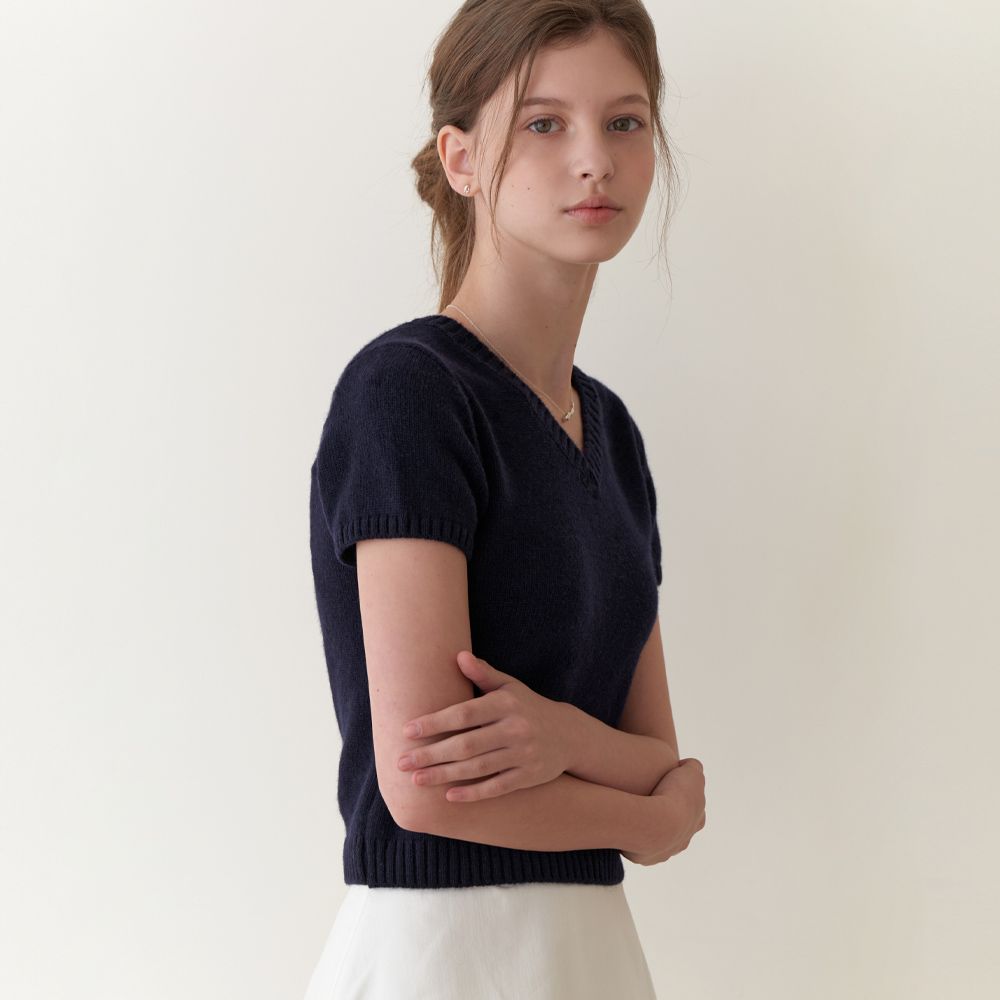 Fav half v knit (navy) - 감도 깊은 취향 셀렉트샵 29CM