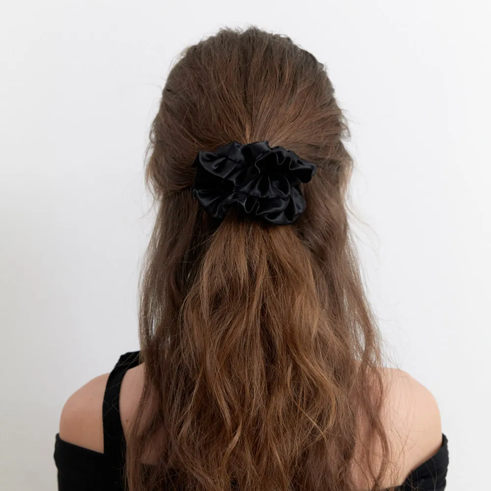 romatic satin ruffle scrunch - black - 감도 깊은 취향 셀렉트샵 29CM