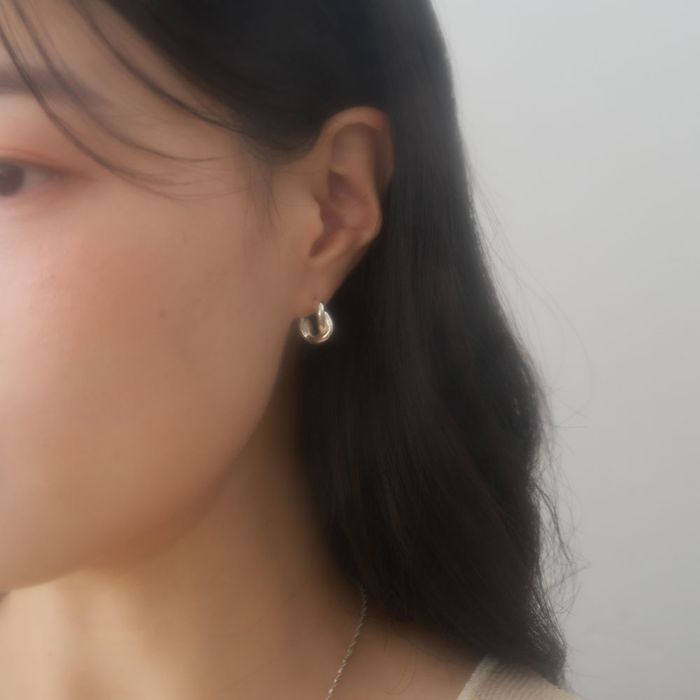 soft twist earring - 감도 깊은 취향 셀렉트샵 29CM