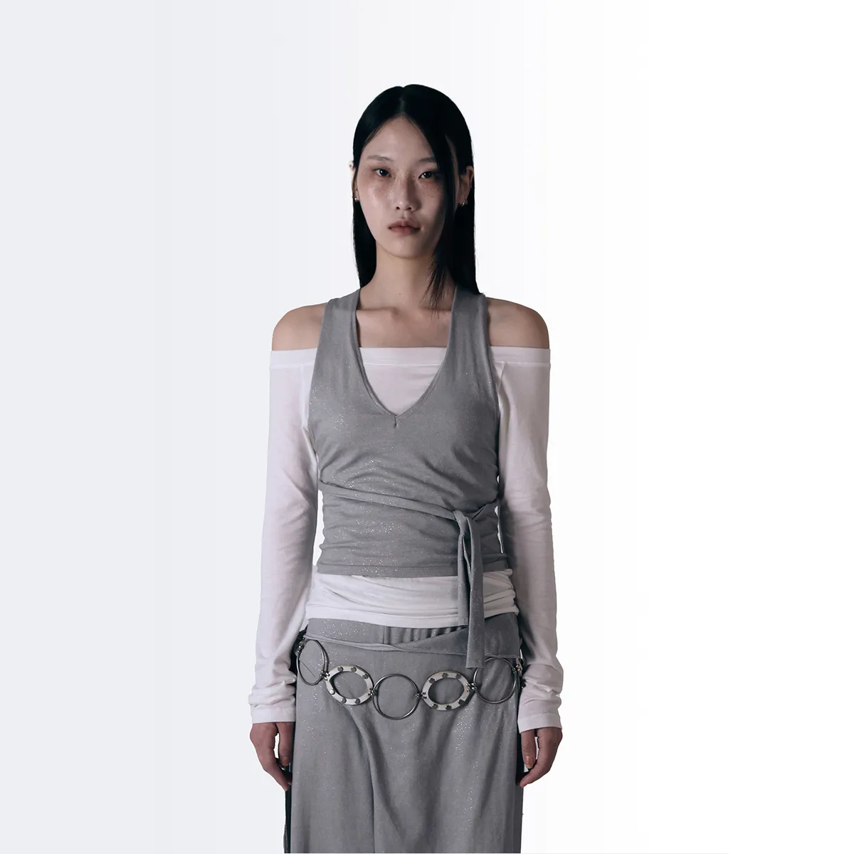 GLITTER V-NECK SLEEVELESS HALTER TOP [LIGHT GREY] - 감도 깊은 취향 셀렉트샵 29CM