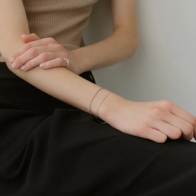 [White gold] Silky Line Bracelet - 감도 깊은 취향 셀렉트샵 29CM