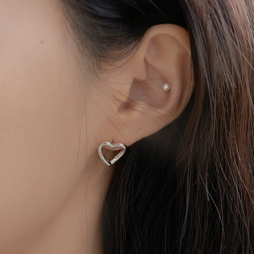 OUTLINE HEART EARRING - 감도 깊은 취향 셀렉트샵 29CM