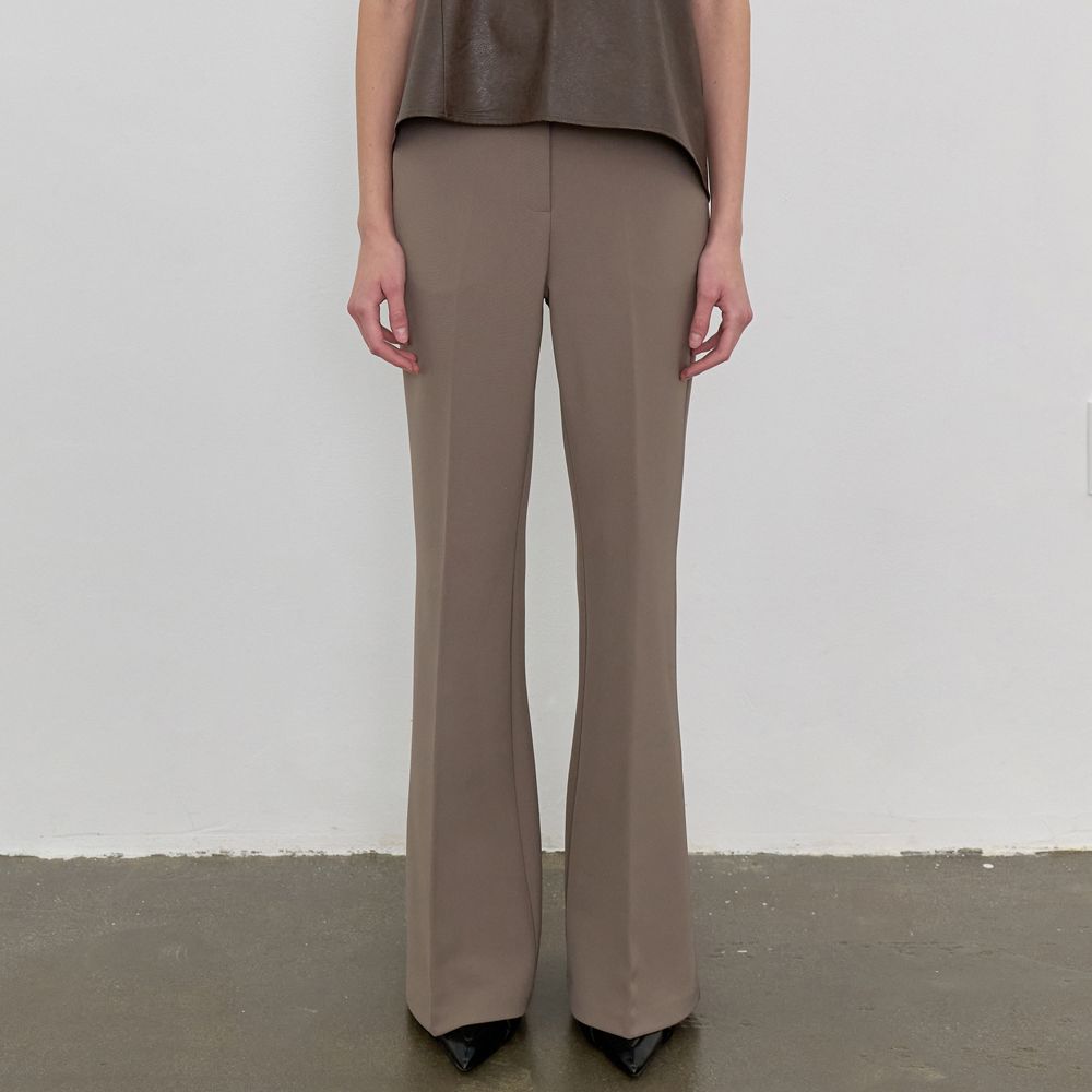 GLOSSINESS FLARE BOOTSCUT SLACKS, SAND BEIGE - 감도 깊은 취향 셀렉트샵 29CM