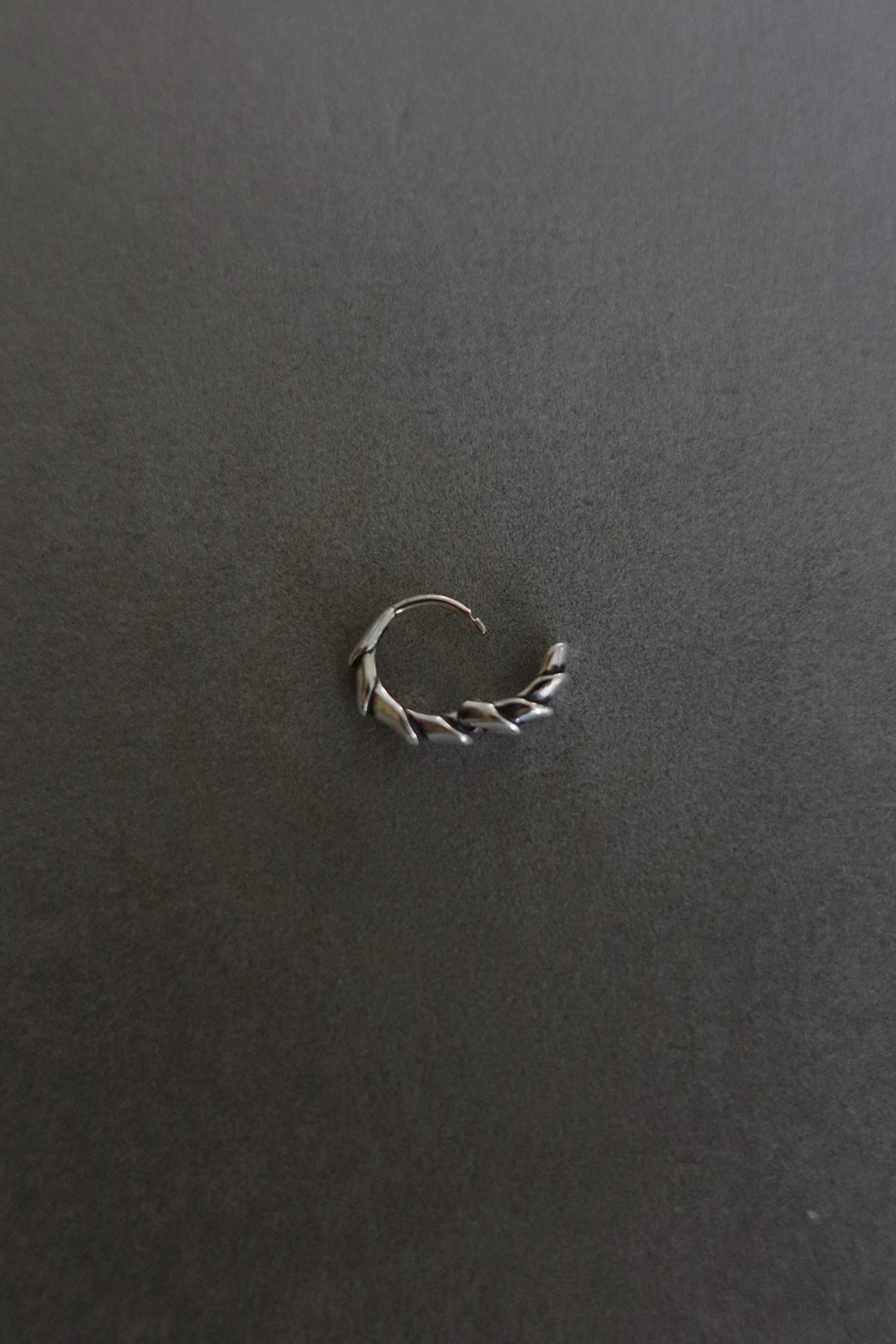 24PF Dark Sharp Earring - 감도 깊은 취향 셀렉트샵 29CM