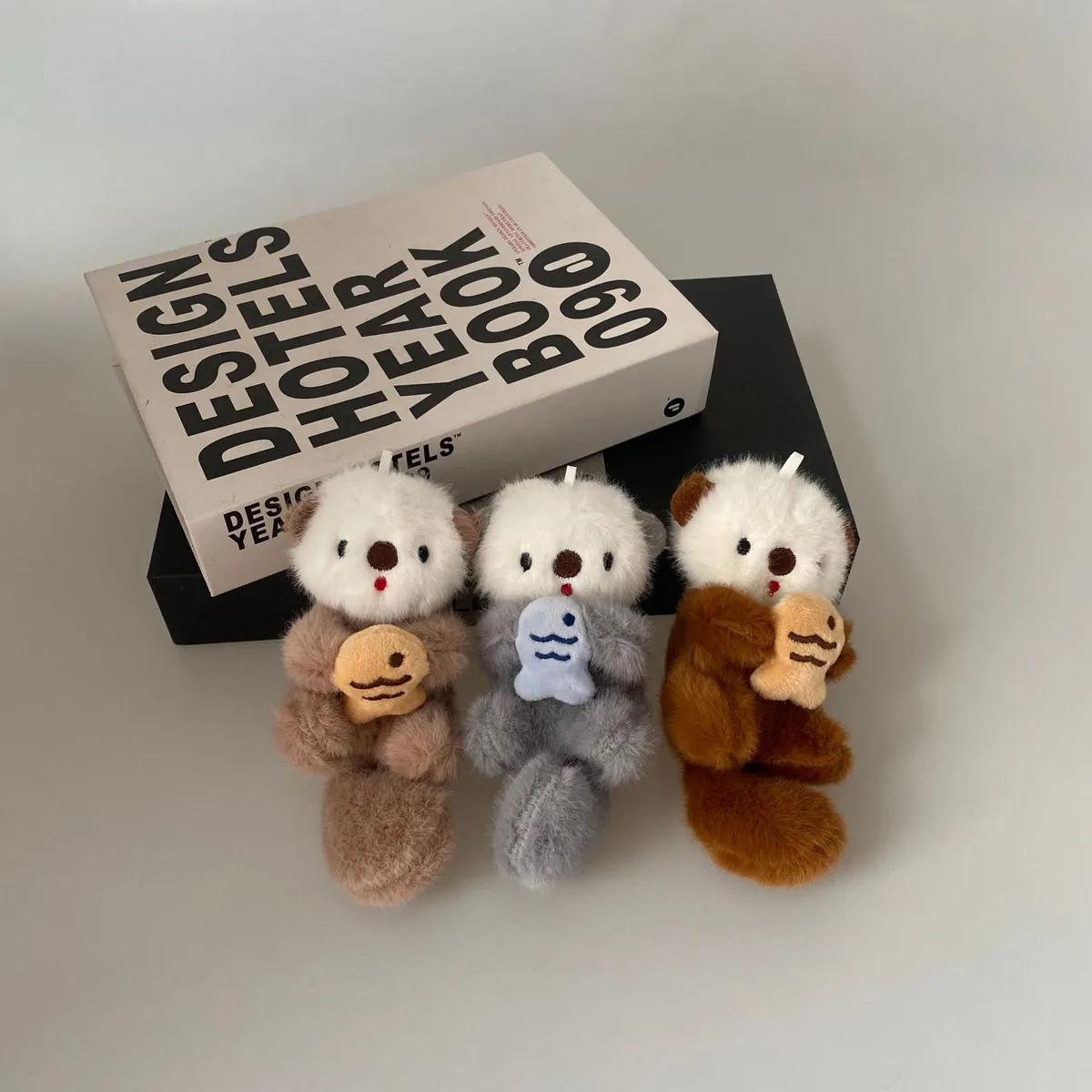 bookaz 물고기를 든 수달 키링 키홀더 미니 인형 가방 열쇠 고리 - 감도 깊은 취향 셀렉트샵 29CM