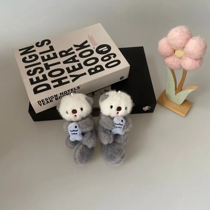 bookaz 물고기를 든 수달 키링 키홀더 미니 인형 가방 열쇠 고리 - 감도 깊은 취향 셀렉트샵 29CM