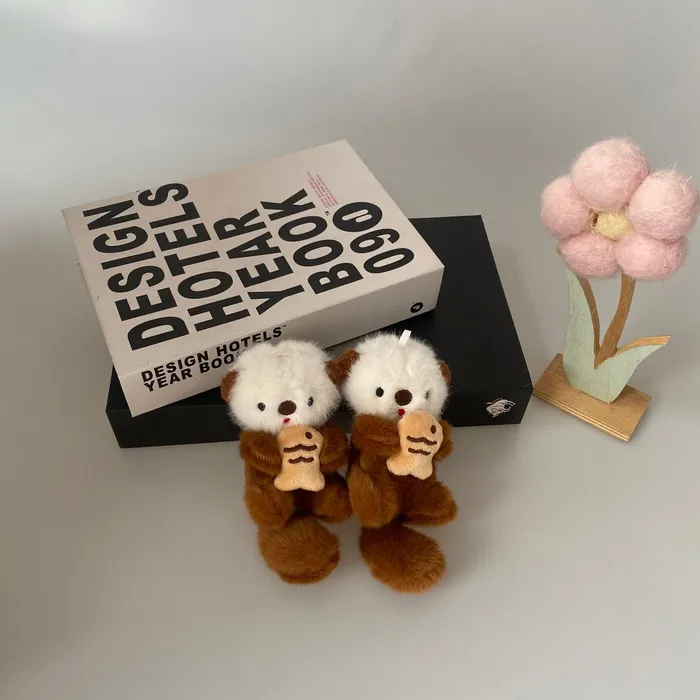 bookaz 물고기를 든 수달 키링 키홀더 미니 인형 가방 열쇠 고리 - 감도 깊은 취향 셀렉트샵 29CM