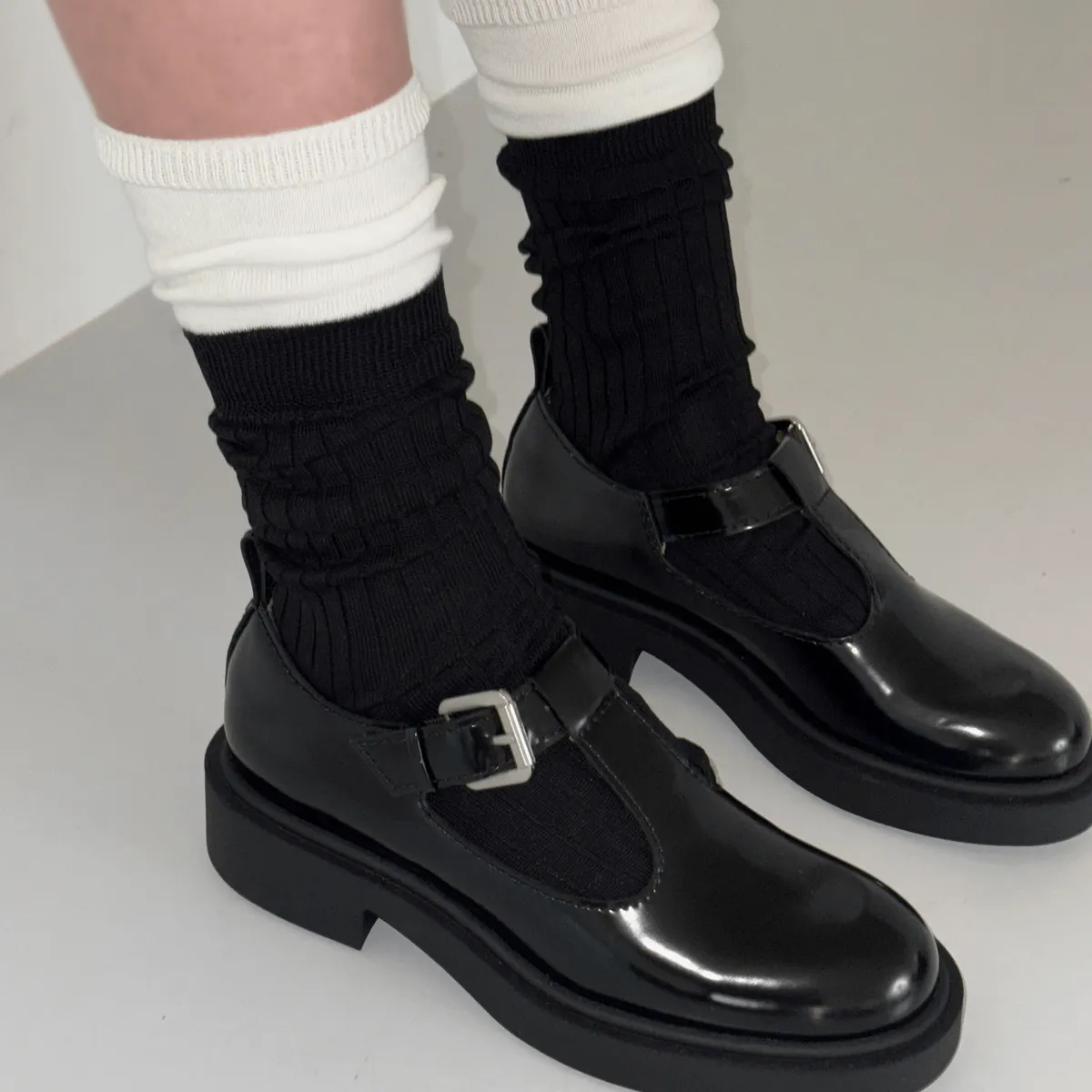 layered two tone socks - black & white - 감도 깊은 취향 셀렉트샵 29CM