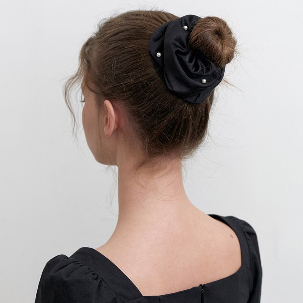 sarah satin pearl scrunch - black - 감도 깊은 취향 셀렉트샵 29CM