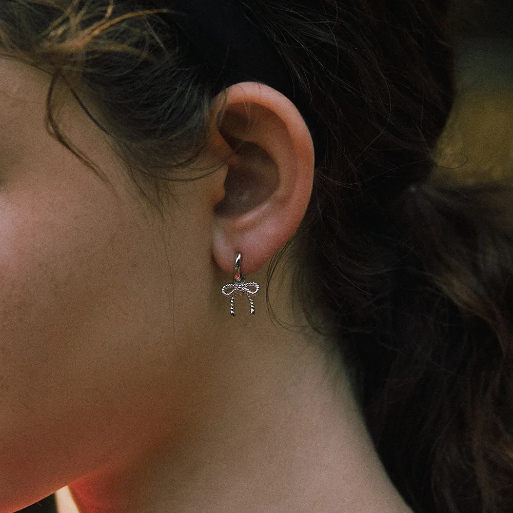 [925 silver] Ribbon twist one touch earrings (Silver) BH6E39653W9XXX - 감도 깊은 취향 셀렉트샵 29CM