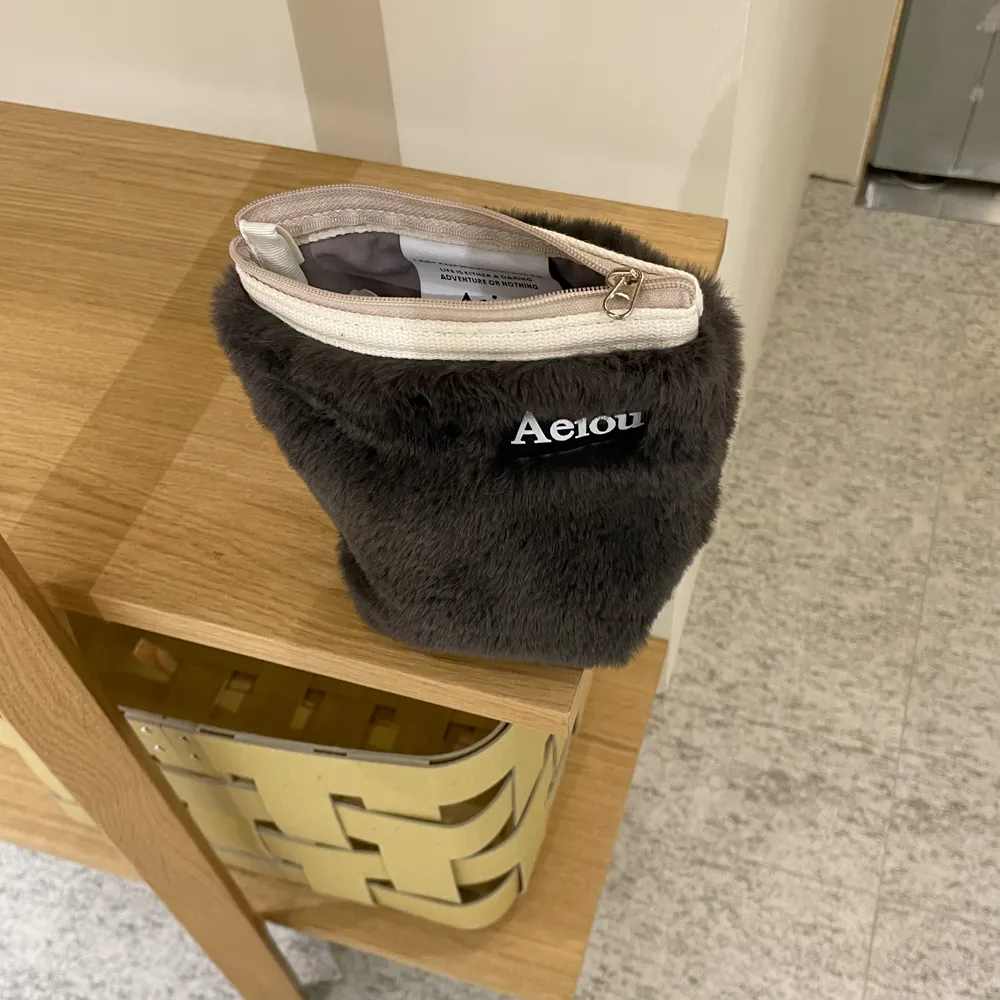 Aeiou Basic Pouch (M size) Fur Black Rock - 감도 깊은 취향 셀렉트샵 29CM