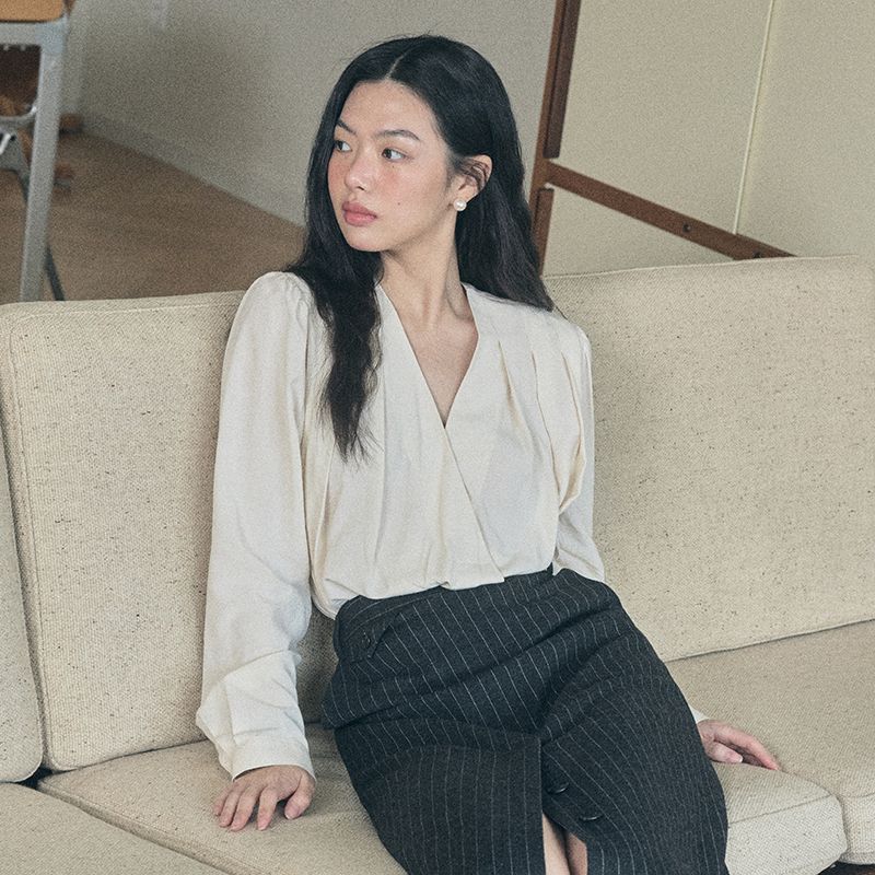 기품이 랩 핀턱 블라우스 (2COL) Y4T116 - 감도 깊은 취향 셀렉트샵 29CM