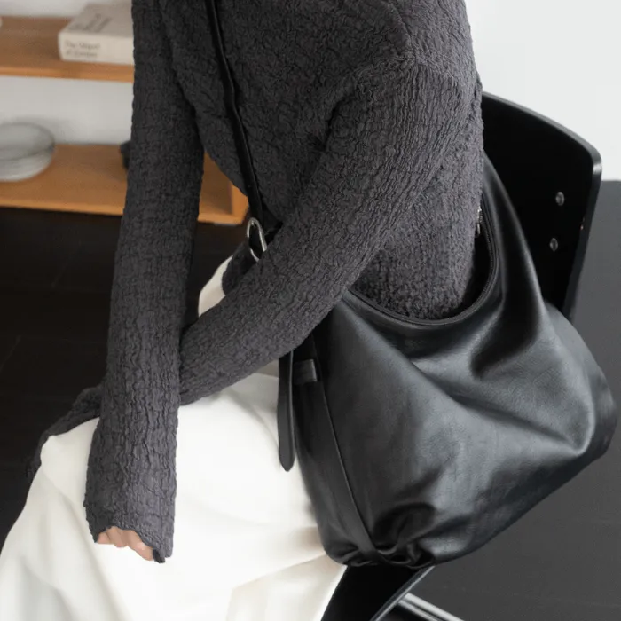 Kisses Hobo Bag / Black - 감도 깊은 취향 셀렉트샵 29CM