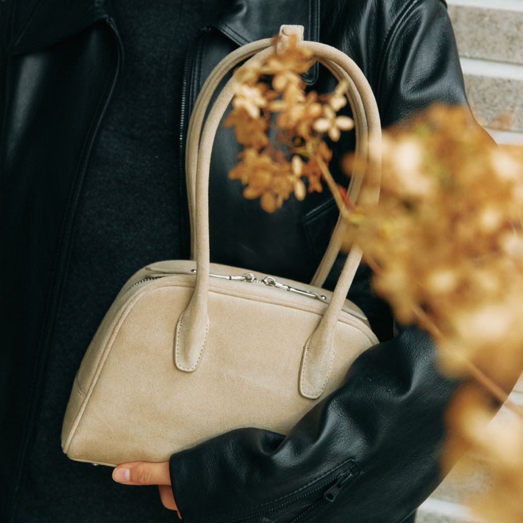 B01-S-6 카우레더 볼링백 스몰_스웨이드 베이지 - 감도 깊은 취향 셀렉트샵 29CM