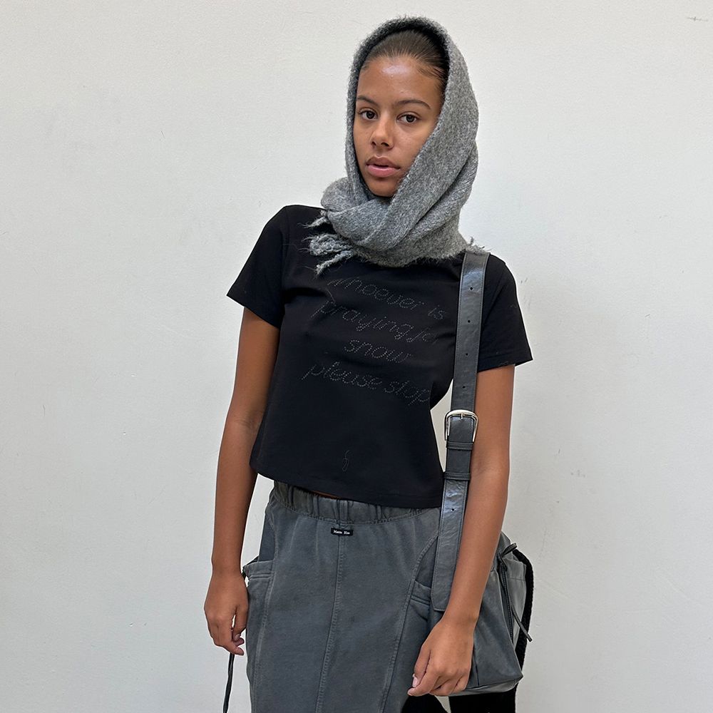 APPLIQUE LOGO HENLY NECK SLIM TOP IN BLACK - 감도 깊은 취향 셀렉트샵 29CM