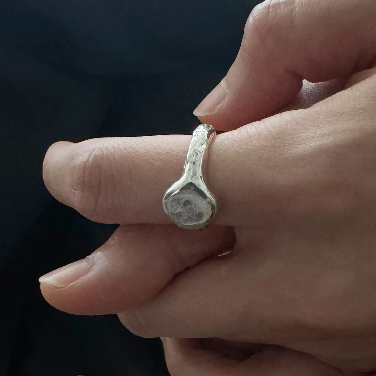 SAND TEXTURE STONE RING (문스톤) - 감도 깊은 취향 셀렉트샵 29CM