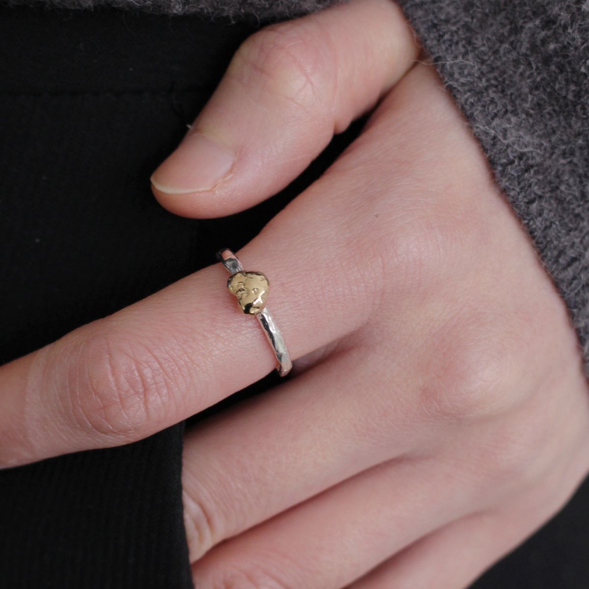 해류 TEXTURE HEART MINI RING - 감도 깊은 취향 셀렉트샵 29CM