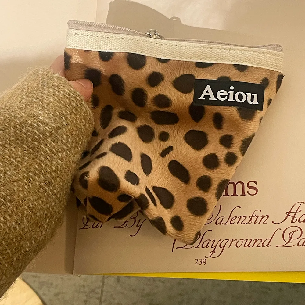 Aeiou Basic Pouch (M size) Velboa Bambi Brown - 감도 깊은 취향 셀렉트샵 29CM