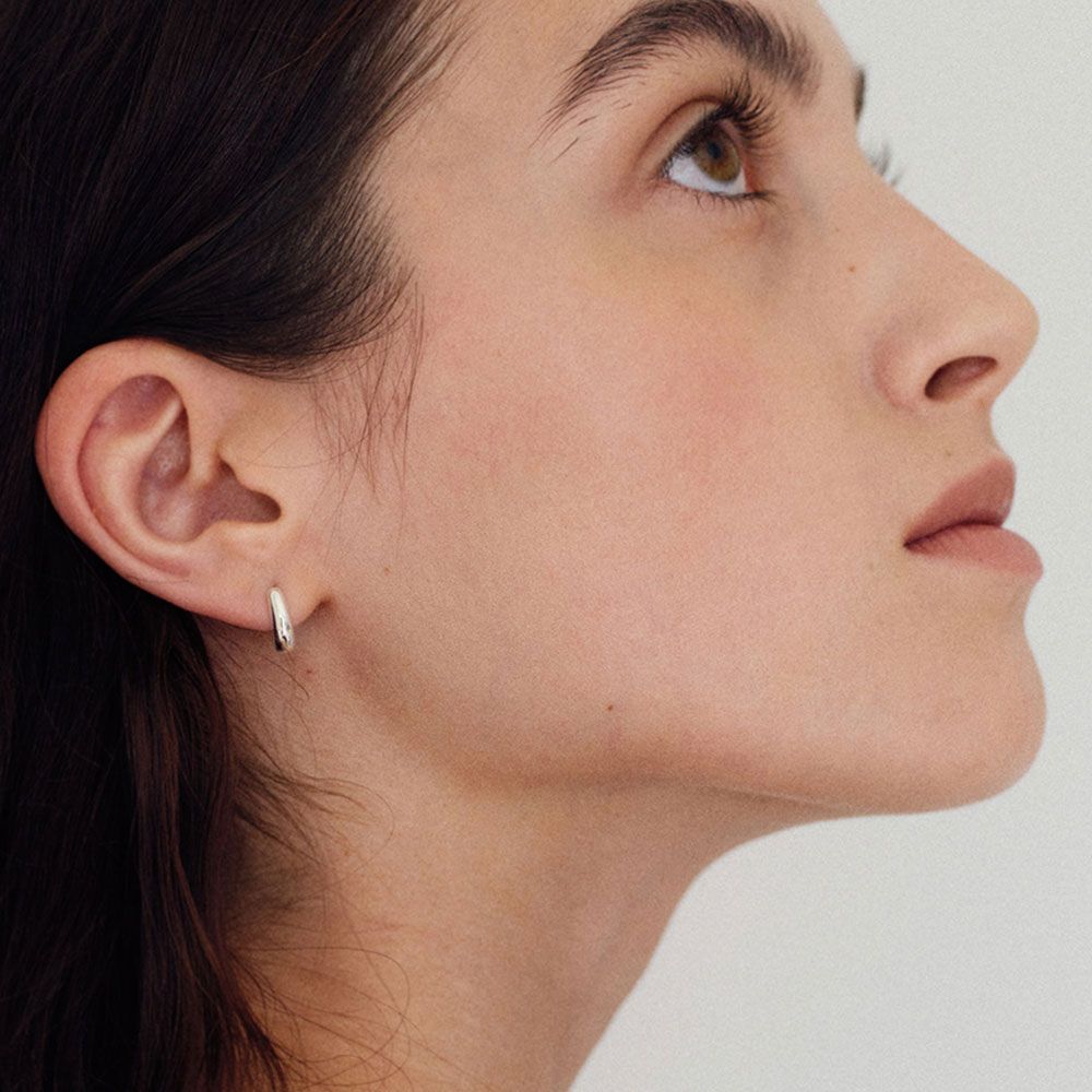 Tiny crescent moon earring - 감도 깊은 취향 셀렉트샵 29CM