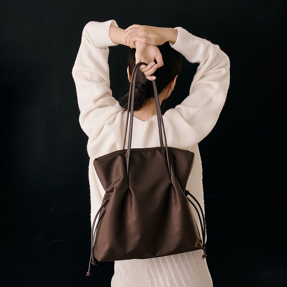 DRAWSTRING SHOULDER BAG - NYLON BROWN - 감도 깊은 취향 셀렉트샵 29CM