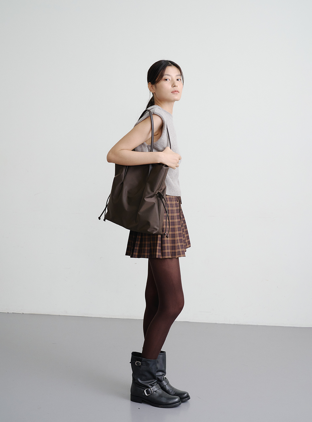 DRAWSTRING SHOULDER BAG - NYLON BROWN - 감도 깊은 취향 셀렉트샵 29CM