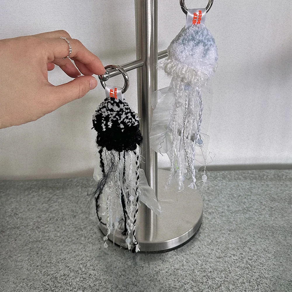 Vinyl jellyfish Tufting Keyring (White & Black) - 감도 깊은 취향 셀렉트샵 29CM