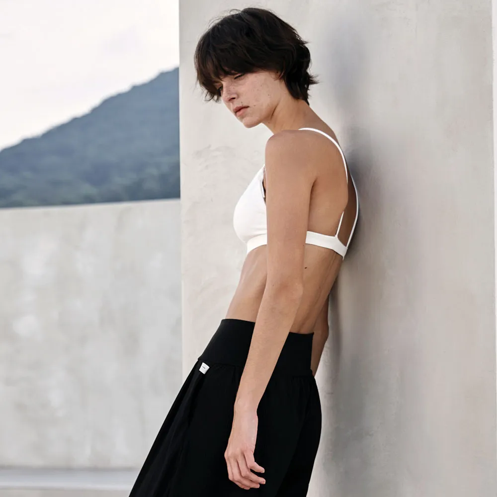 여성 요가복 DEVI-TS0044-화이트 필라테스 글램 브이넥 브라탑 - 감도 깊은 취향 셀렉트샵 29CM