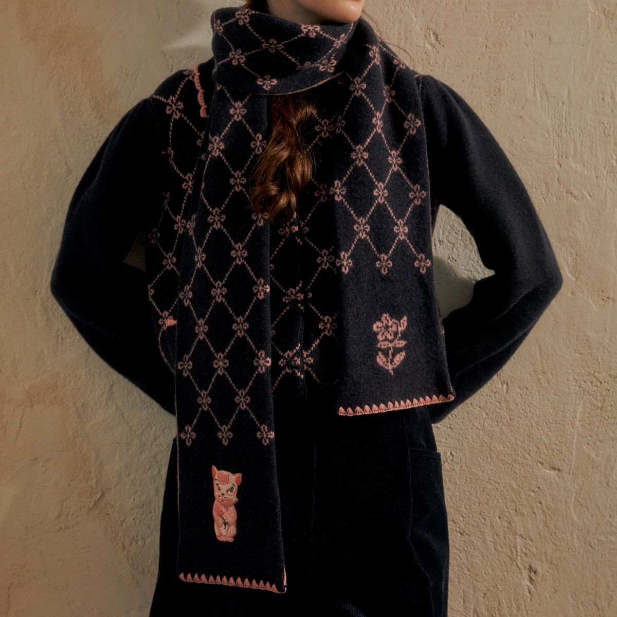 NAT wool embroidery muffler flower katy navy - 감도 깊은 취향 셀렉트샵 29CM