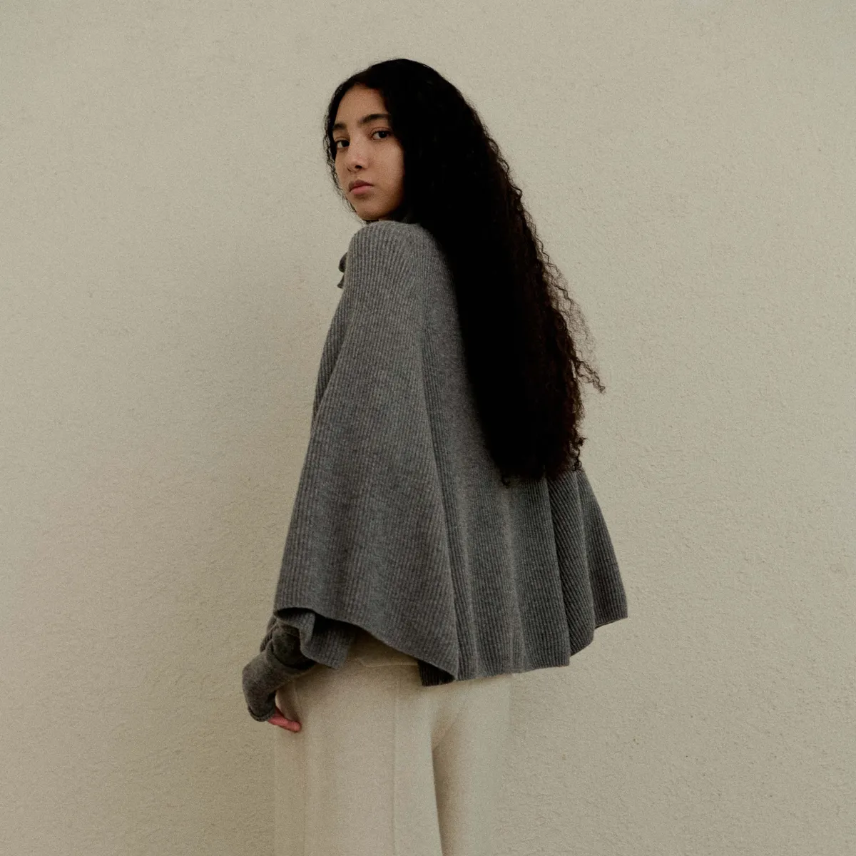 울 캐시미어 하이넥 케이프_GREY - 감도 깊은 취향 셀렉트샵 29CM