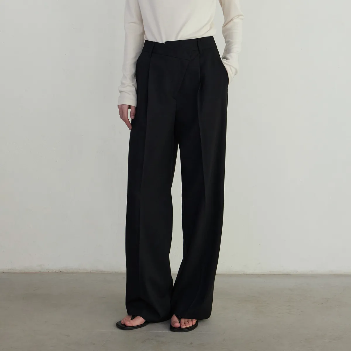 UNBALANCE ONE TUCK WIDE FIT SLACKS - BLACK - 감도 깊은 취향 셀렉트샵 29CM
