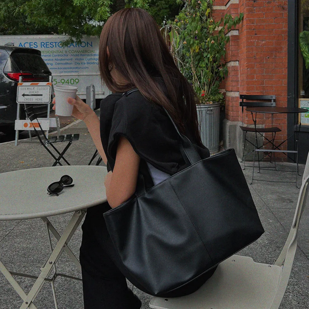 Kerry Shopper Big Bag 케리 쇼퍼 빅백 (Black) - 감도 깊은 취향 셀렉트샵 29CM