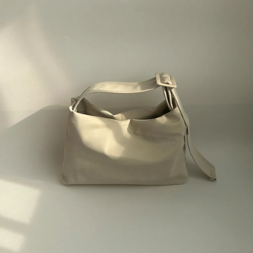 Middle poki bag _ ivory - 감도 깊은 취향 셀렉트샵 29CM