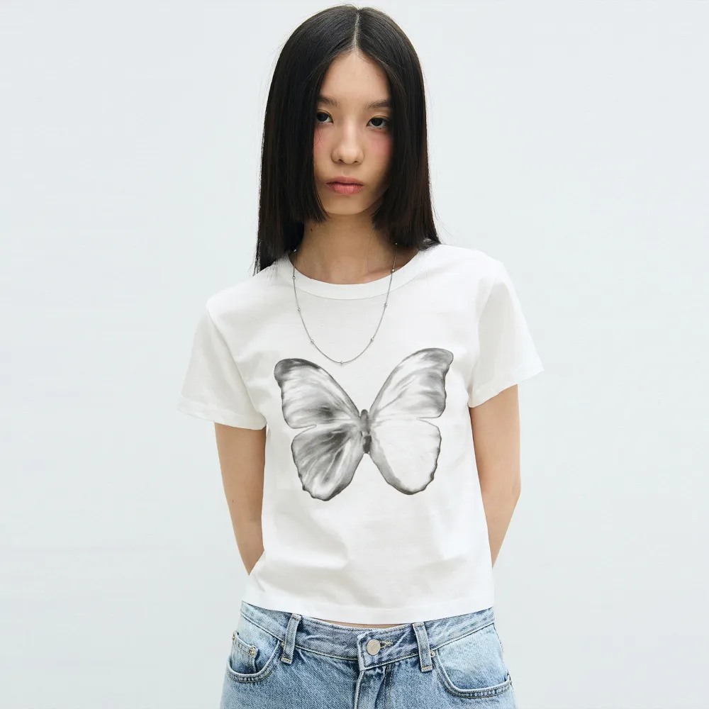 [문가영 착용] BUTTERFLY SOFT COLORING CROP TOP_WHITE BLACK - 감도 깊은 취향 셀렉트샵 29CM